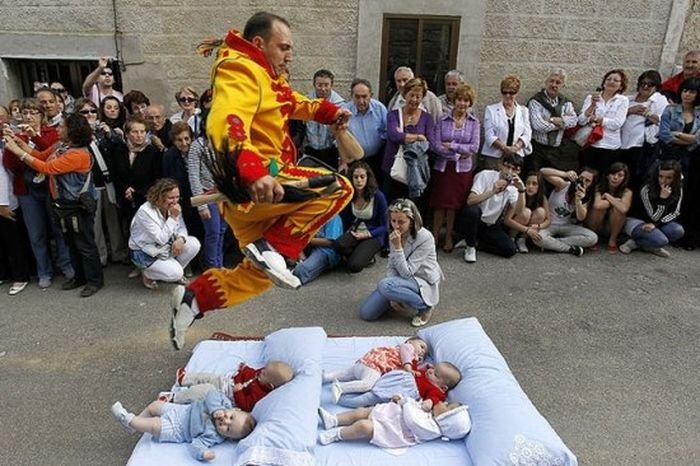 10 Bizarre Baby Customs From Around The World - Toptenz.net