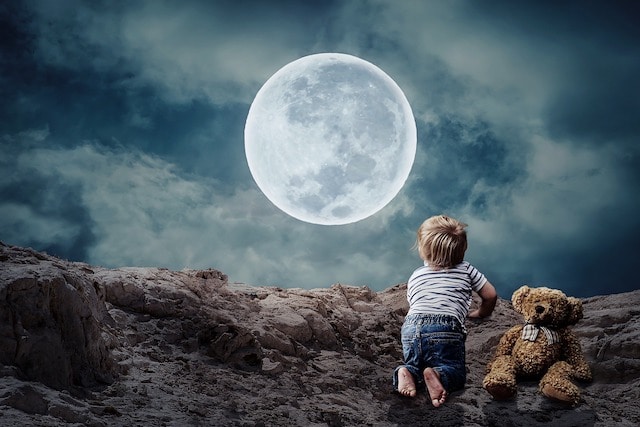 10 Ridiculous Theories People Have About the Moon - Toptenz.net